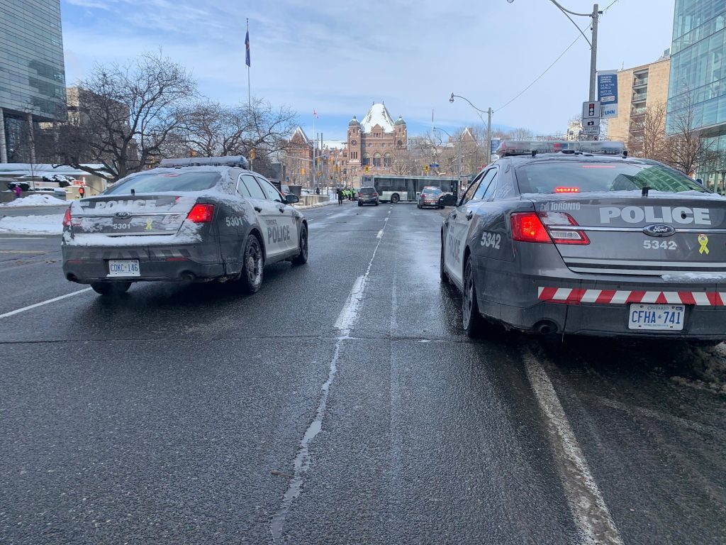 Policía de Toronto cierra el Hospital Row y coloca barricadas alrededor ...